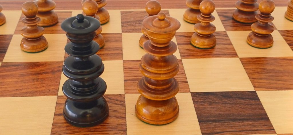 John Calvert Chess Set in Ebony - ChessBaron Chess Sets - 01278 426100